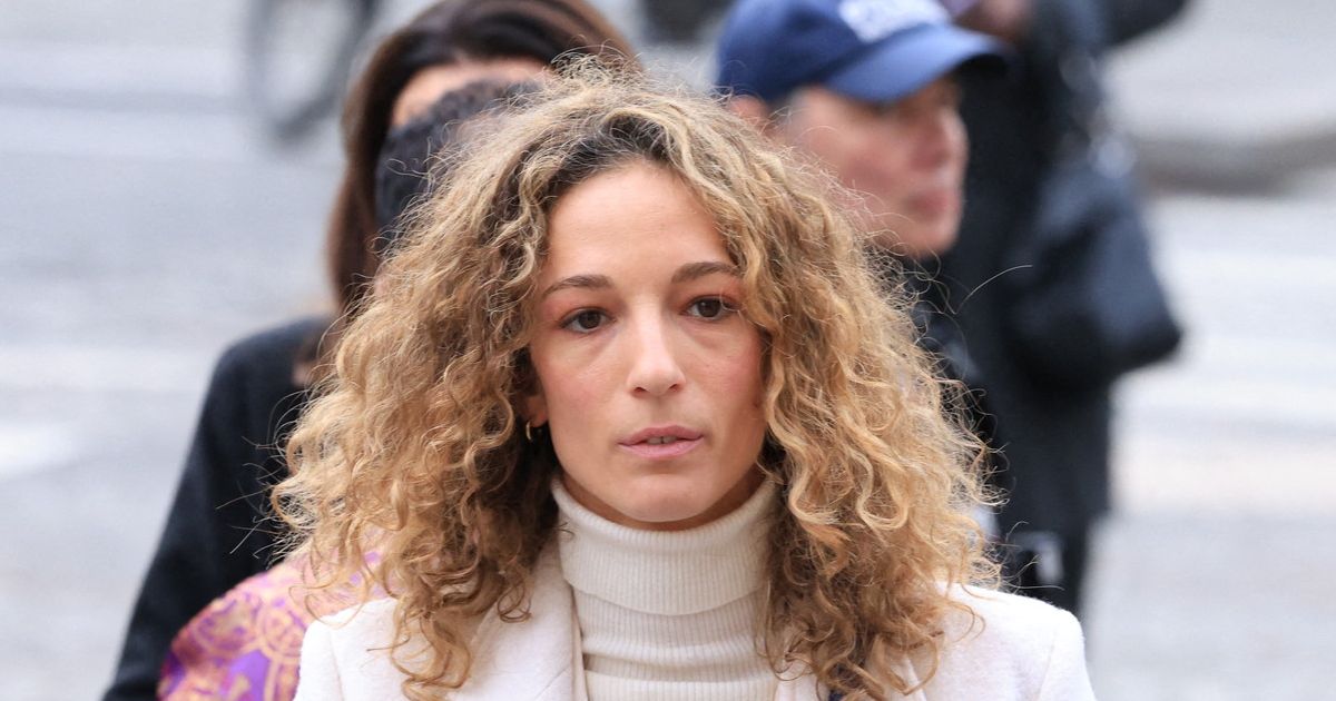 Pour dire au revoir à son père Rolland Courbis à Paris, Olivia se ...