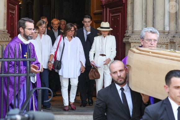 Alexandra et Clarisse, les filles de Philippe Labro, se serrent les ...
