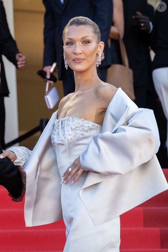 Photo : Bella Hadid - Montée des marches du film " Garance " lors du ...