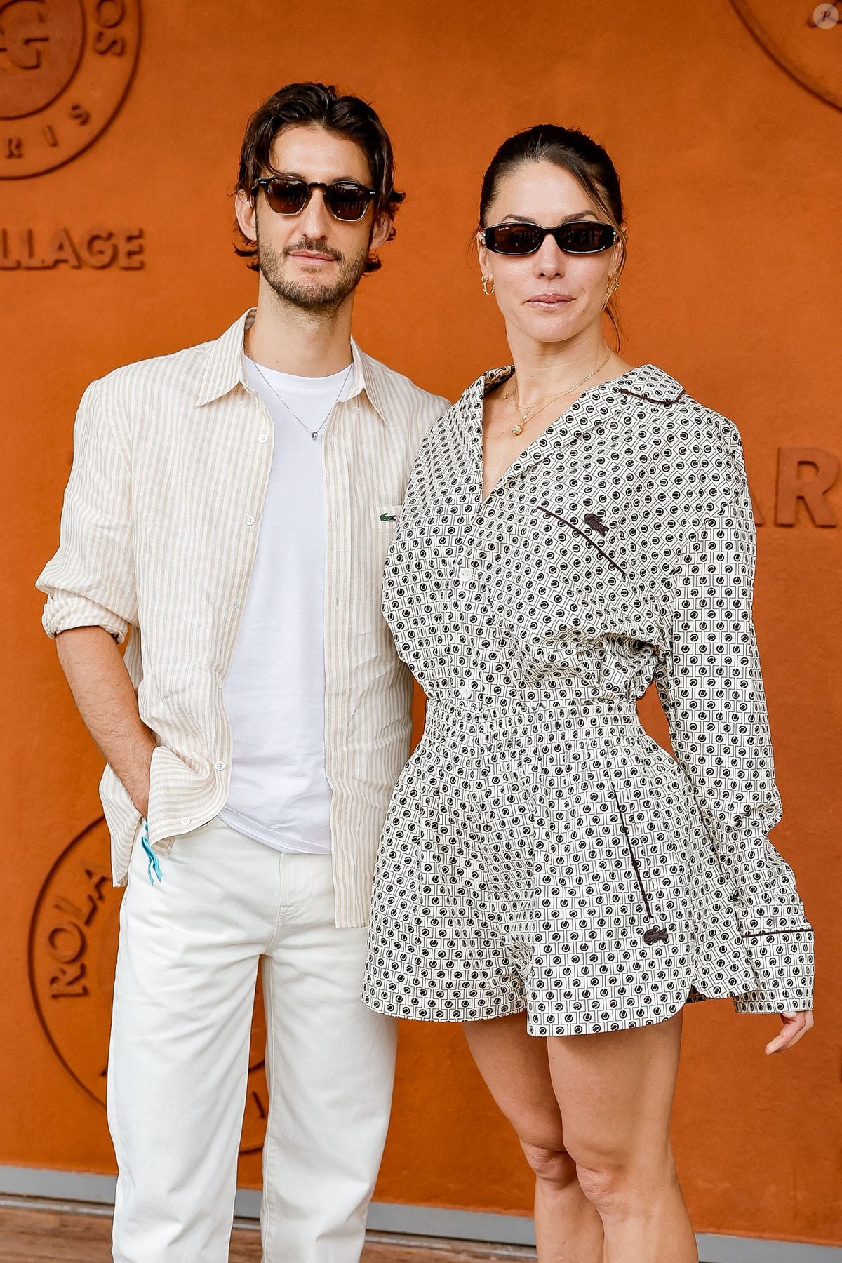 Photo : Pierre Niney et sa compagne Natasha Andrews au village lors des ...