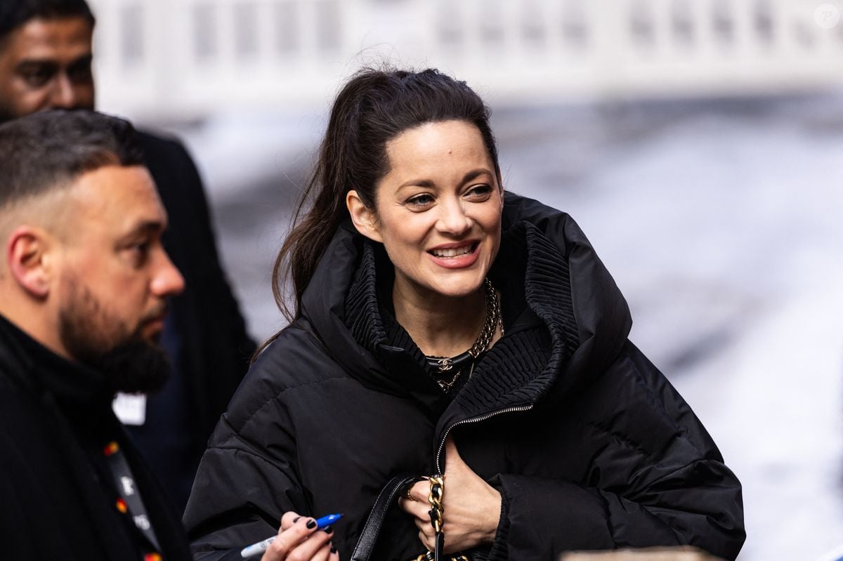 Photo : Marion Cotillard à la sortie de l'hôtel "Grand Hyatt" lors de ...