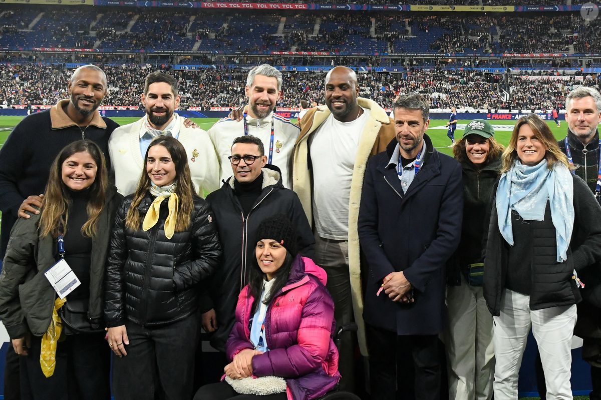 Photo : Et d'autres champions présents au match ont posé ensemble Boris ...