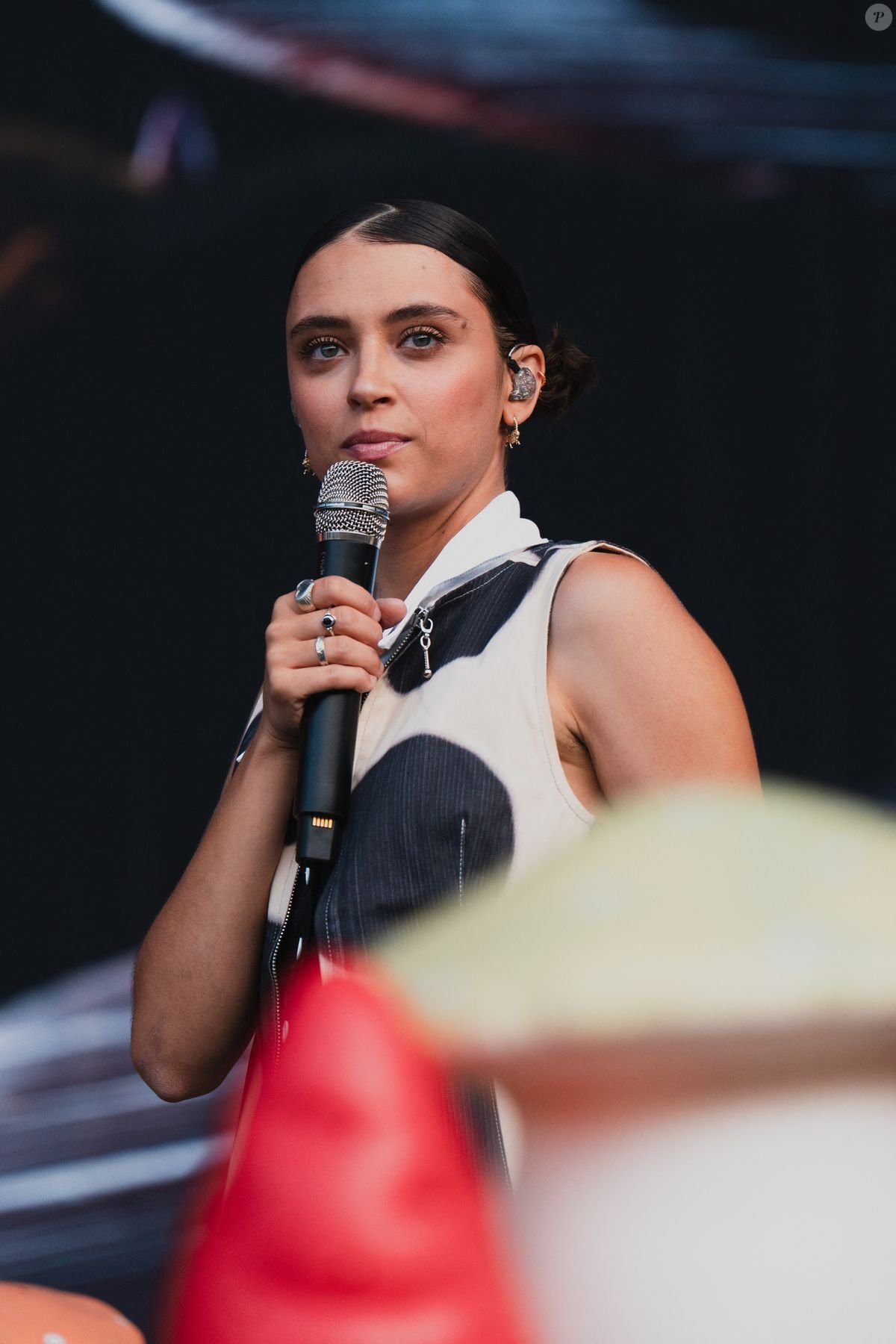 Photo : La chanteuse Pomme (Claire Pommet) sur la scène du festival ...