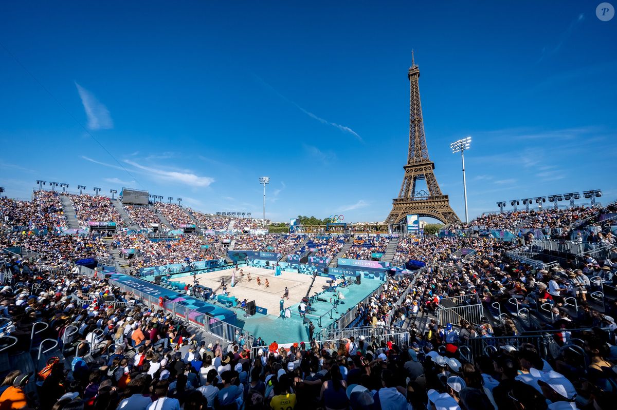 Photo : Les matches de Beach Volley se déroulent devant la Tour Eiffel ...