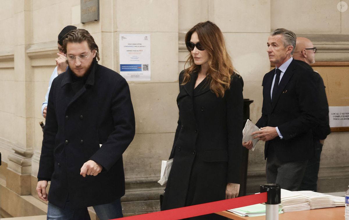 Photo : Carla Bruni-Sarkozy, Jean et Pierre Sarkozy et François Sarkozy ...