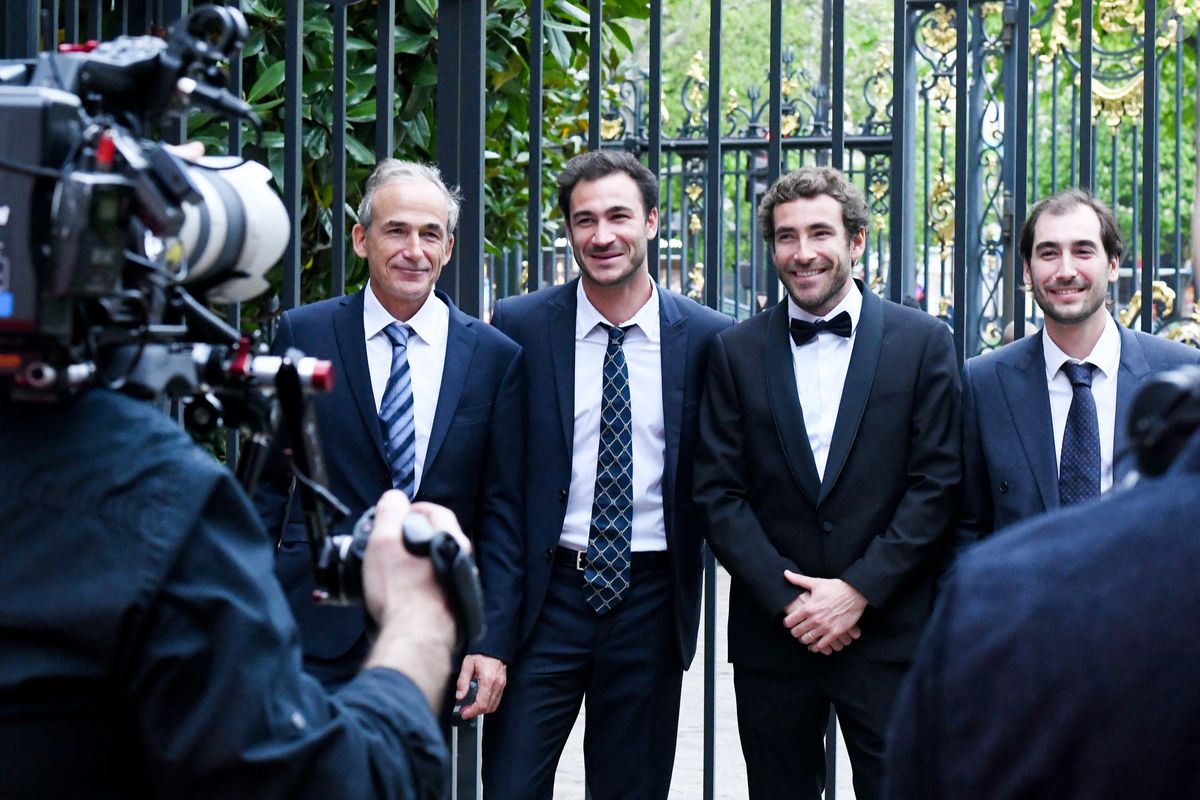 Photo : "L'Agence", avec la famille d'agents immobilier Kretz, cartonne ...