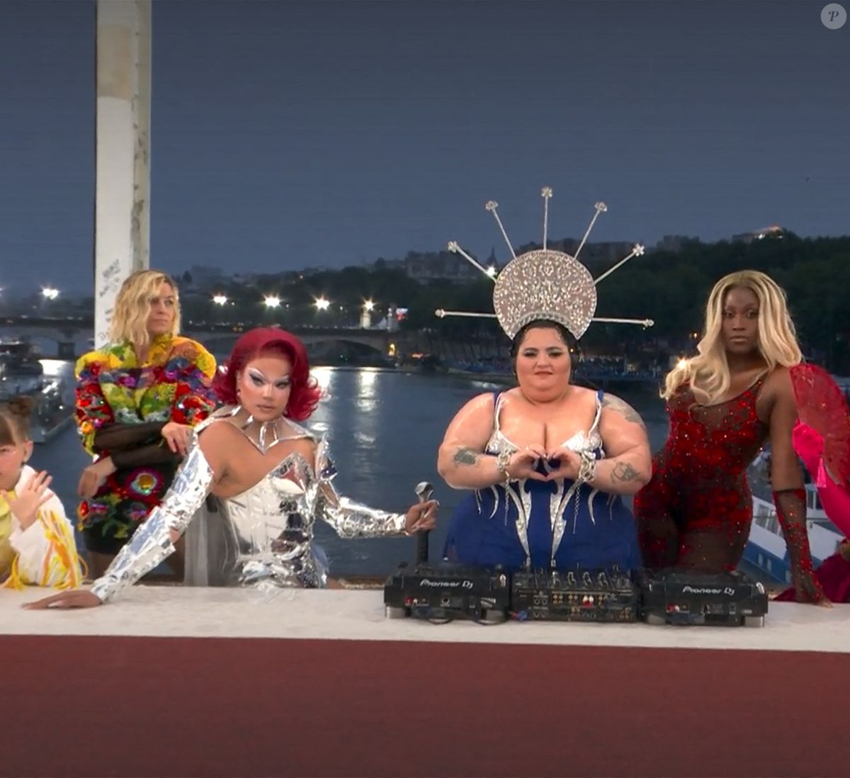 Photo : Parodie de la Cène avec la DJ Leslie Barbara Butch et une ...