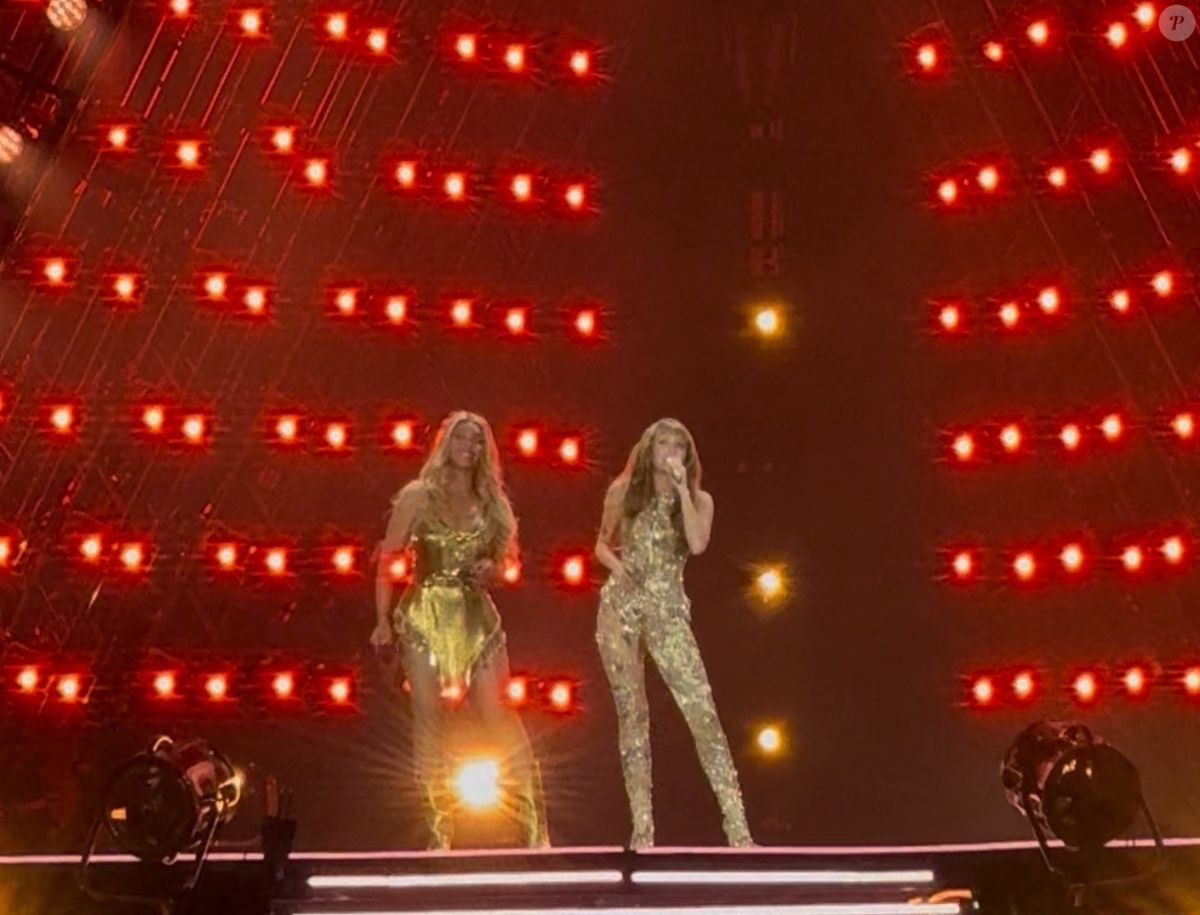 Photo : Paris, FRANCE Miley Cyrus monte sur scène et rejoint Beyoncé ...