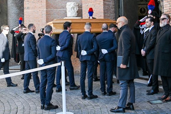 Valentino nous a quittés : découvrez les stars qui lui ont rendu ...