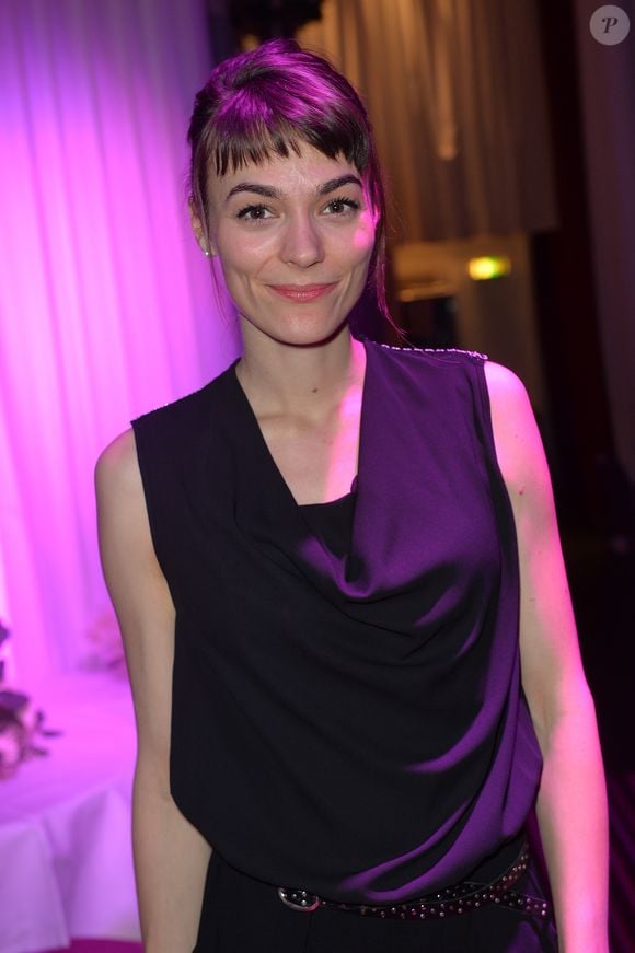 Loin des plateaux de tournage, Romane Portail (Léo Mattéï) s'adonne à ...