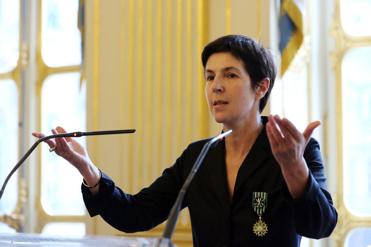 Photo : Christine Angot recoit la medaille des arts et des lettres au ...
