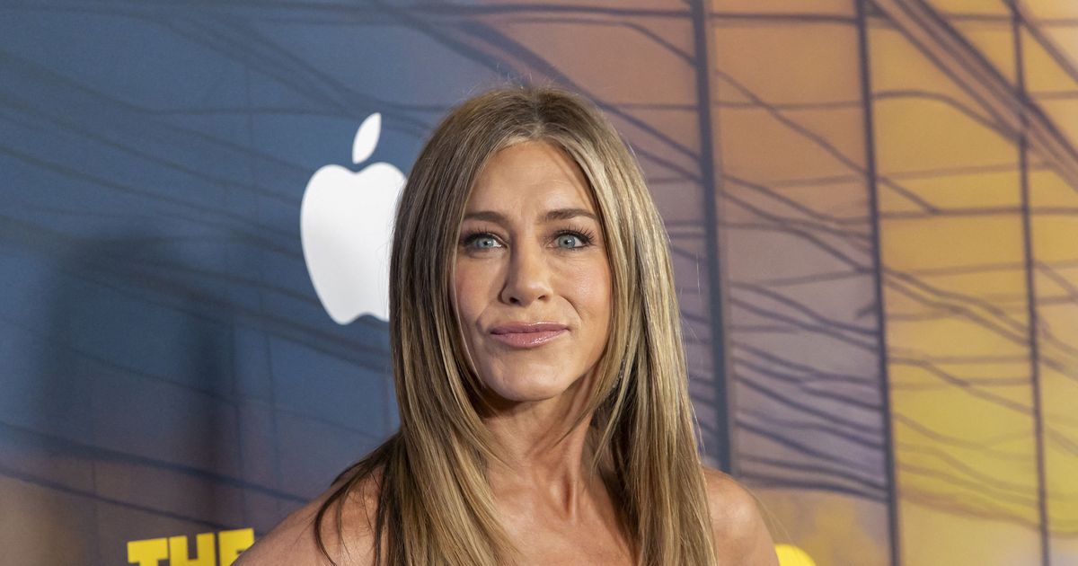 Jennifer Aniston officialise avec le beau Jim Curtis : un homme qui ...