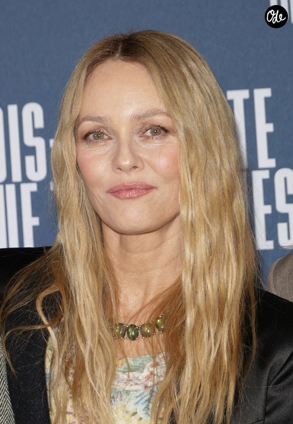 "Vanessa Paradis adore dormir avec ses équipes" : Dans le tour-bus qui ...