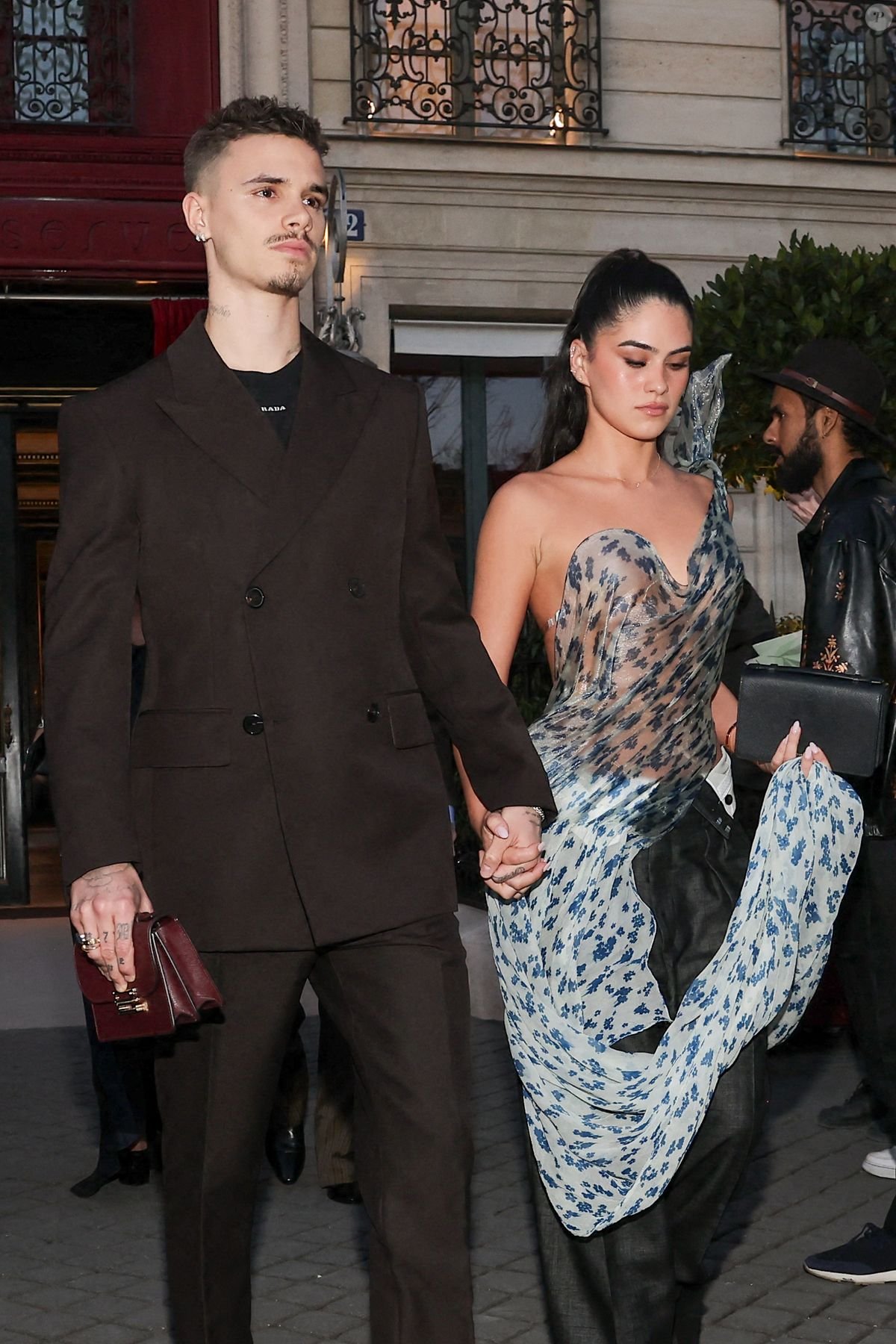 Photo : Roméo Beckham et sa compagne Kim Turnbull sortent de l'hôtel La ...