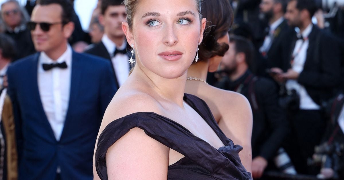 Helena Bailly en robe drapée au Festival de Cannes pendant que Pierre ...
