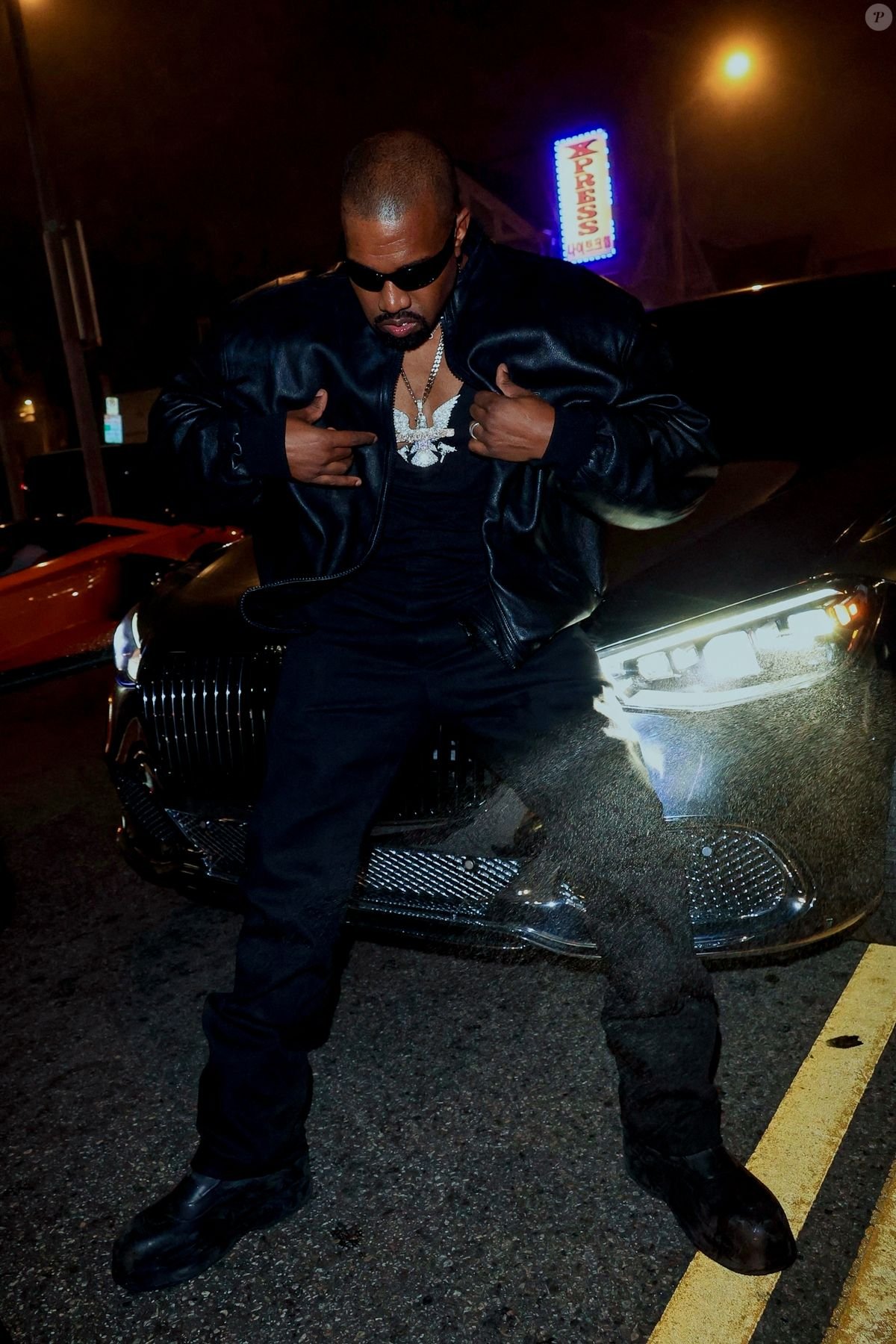 Photo : Exclusif - Kanye West lors d'une séance photo improvisée dans ...