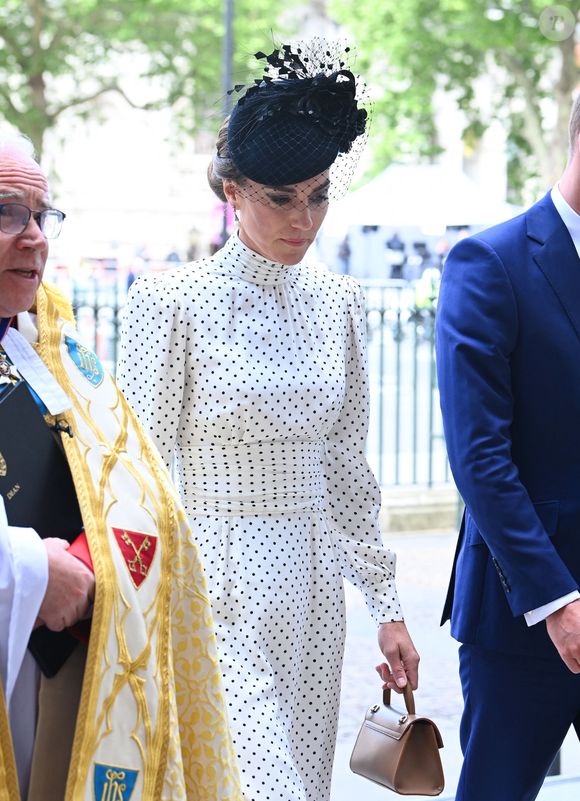 Kate Middleton radieuse aux côtés du prince William, la reine Camilla ...