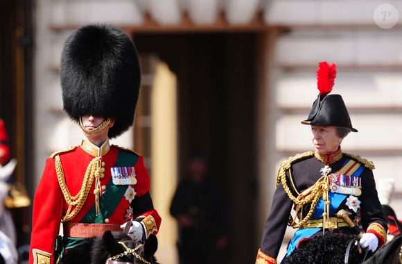 Face à Kate et Charlotte, un geste maniéré du prince George n'a échappé ...
