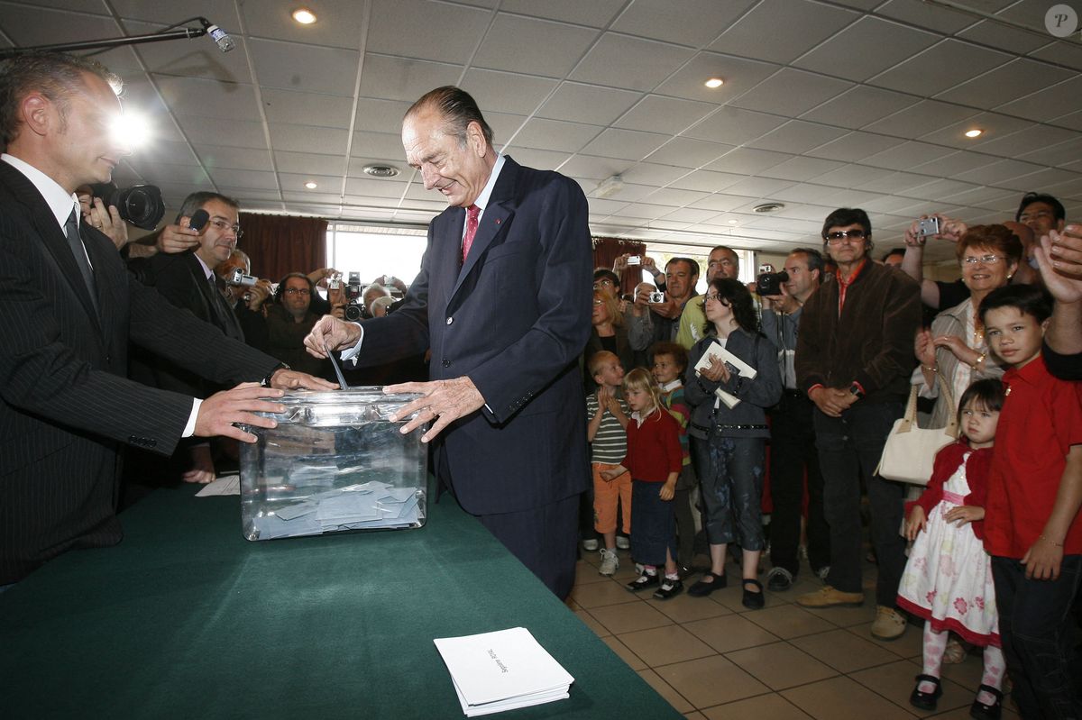 Photo : Le président français Jacques Chirac vote avant l'émargement ...
