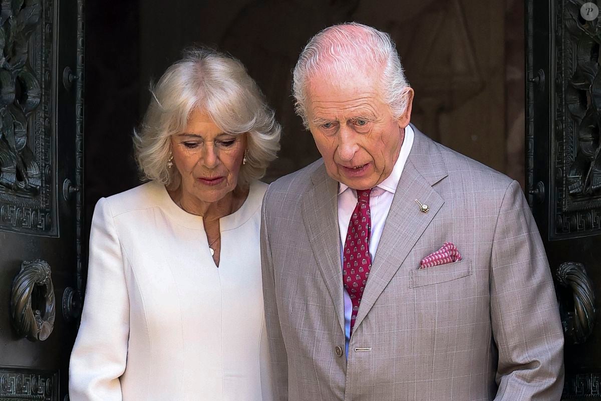 Photo : L'Angleterre est sous le choc au lendemain du drame survenu à Liverpool : tandis qu'ils ...