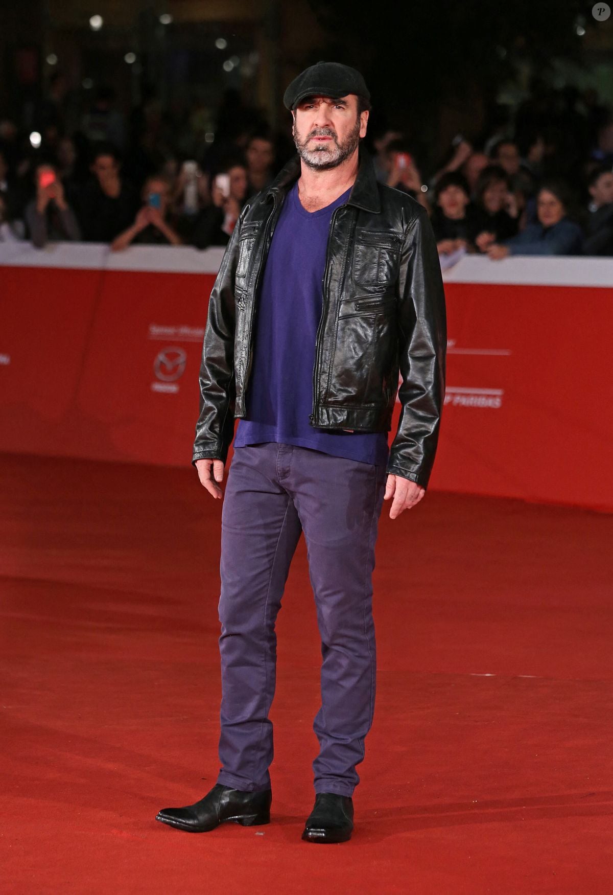 Photo : Éric Cantona arrive sur le tapis rouge avant la projection du ...