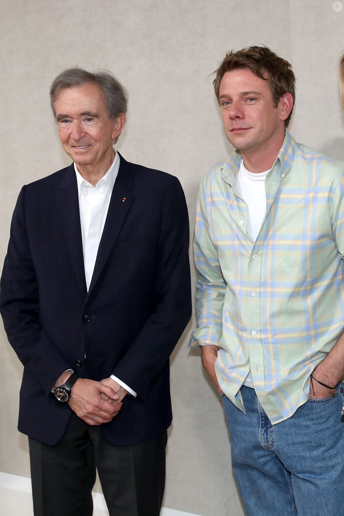 Photo : Bernard Arnault et Jonathan Anderson (Styliste Dior) posent à ...