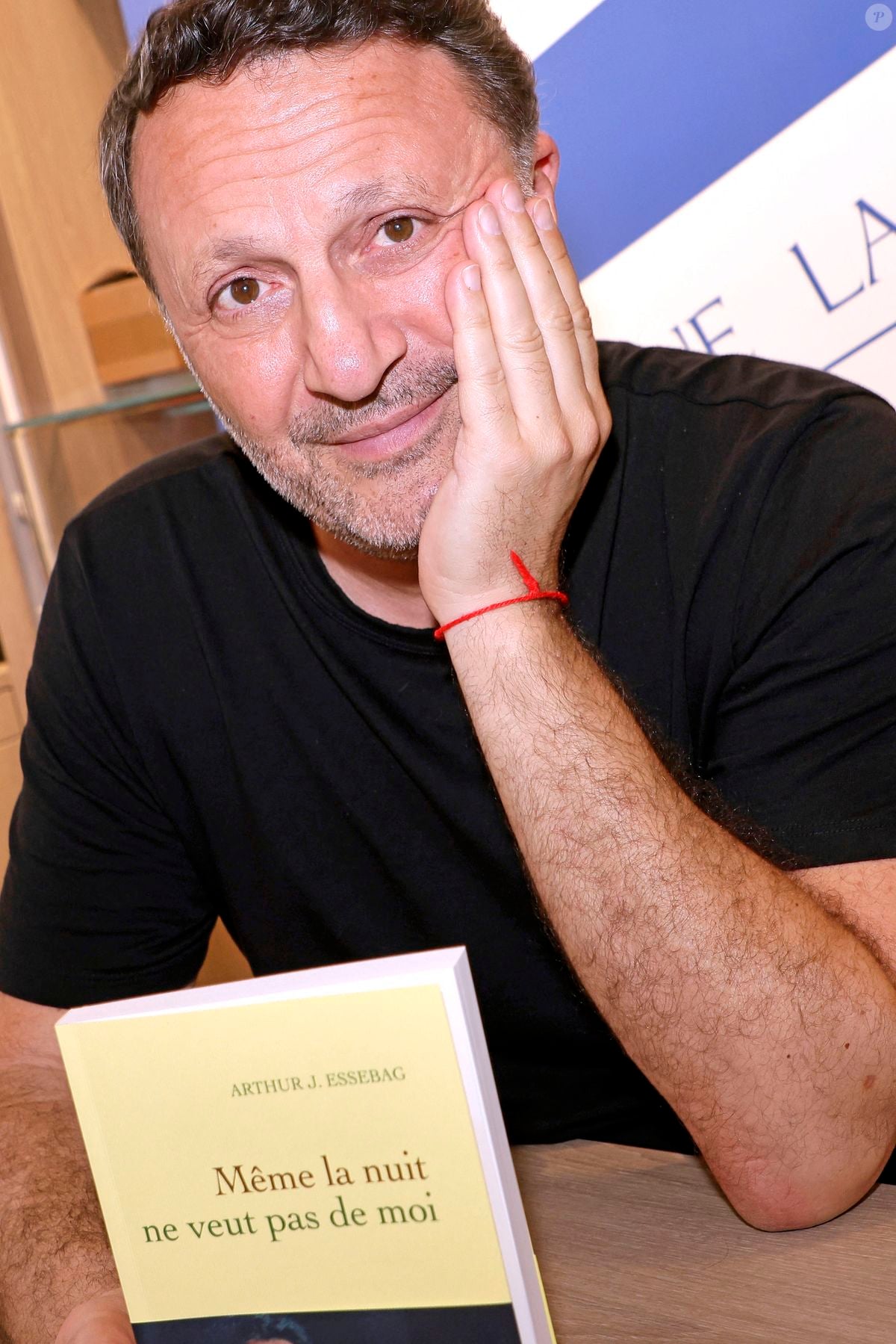 Photo : Exclusif - Arthur (Jacques Essebag) en séance de dédicaces pour ...