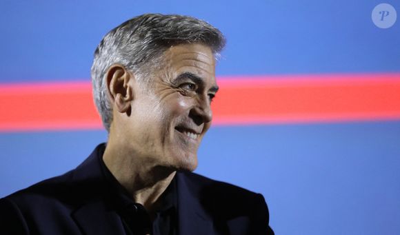 Tracteur, sandwich et fast-food... George Clooney mène une vie loin des ...