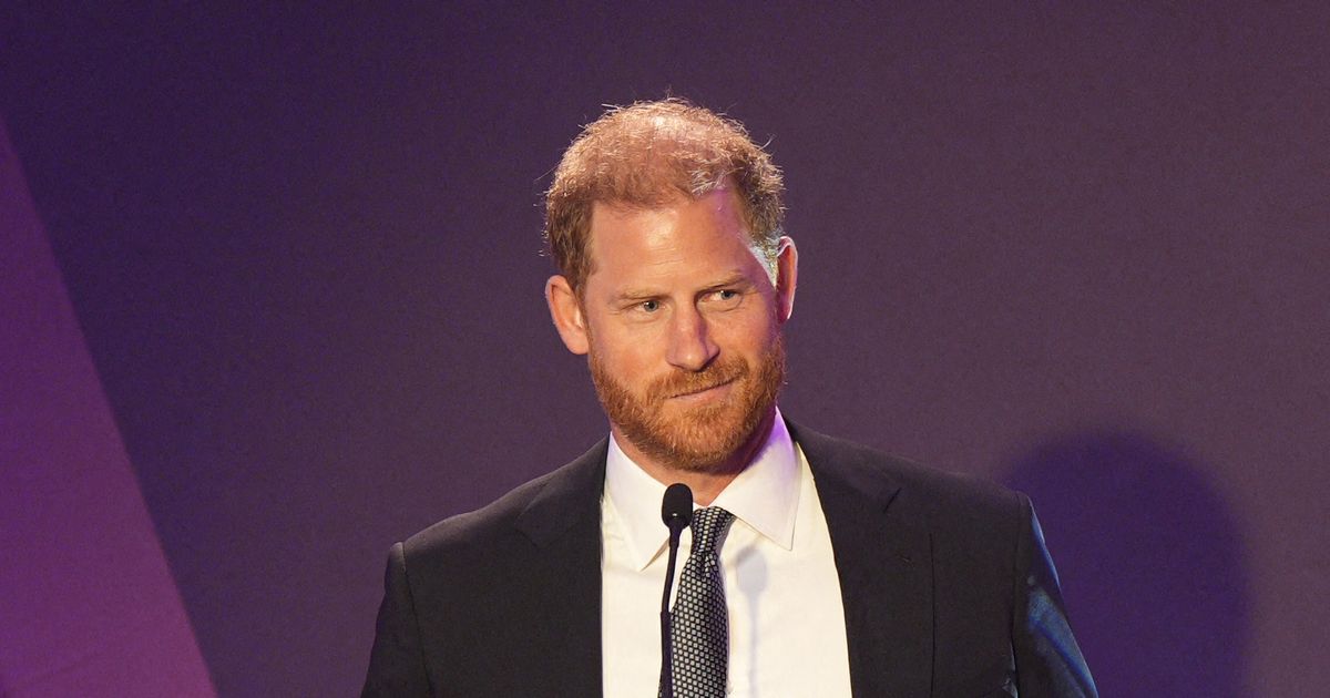 Le prince Harry, arrivé en Angleterre, fait une référence subtile à son ...