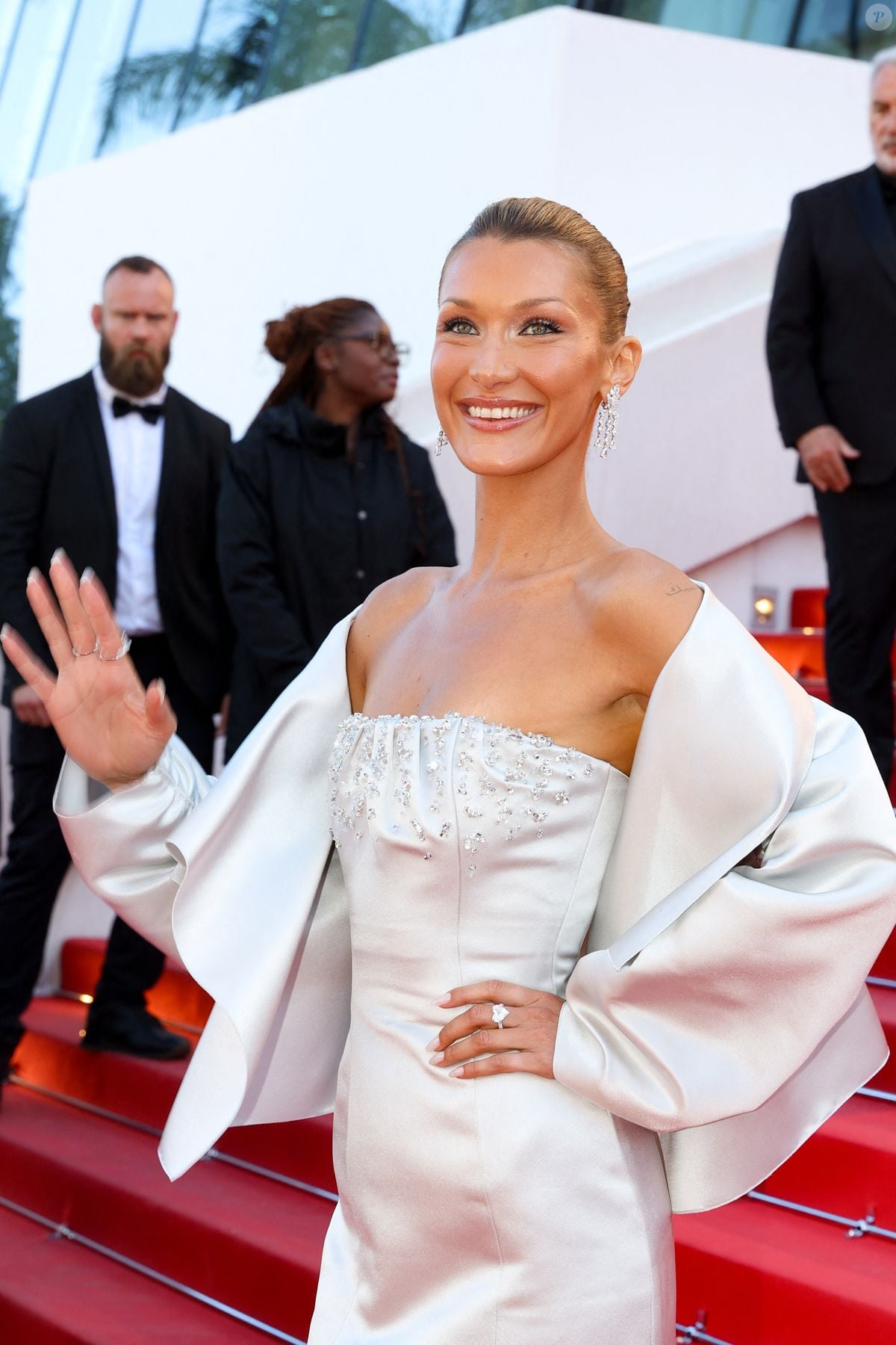 Photo : Bella Hadid - Montée des marches du film " Garance " lors du ...