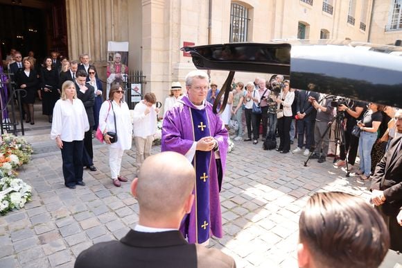 Alexandra et Clarisse, les filles de Philippe Labro, se serrent les ...