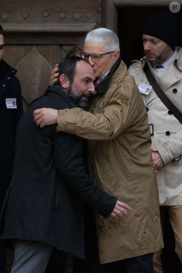 Photo : Le grand-père Philippe Vedovini arrive à la cérémonie funéraire ...