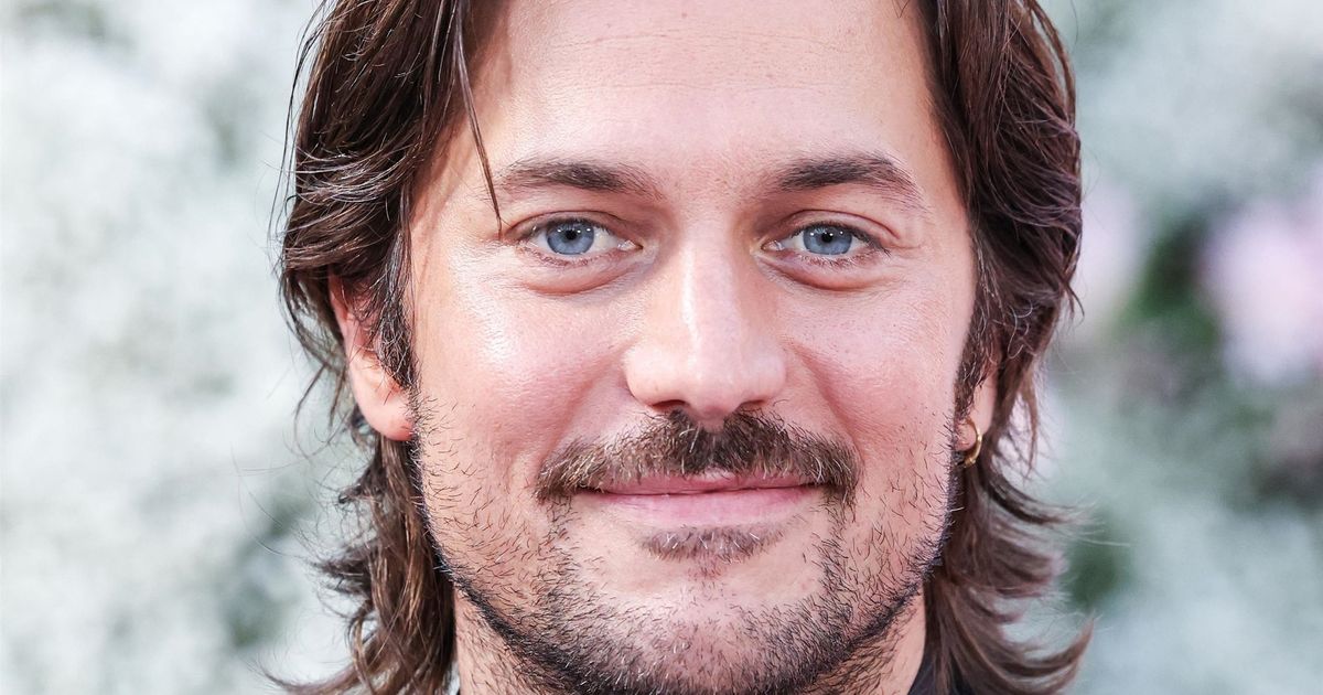 Lucas Bravo en couple avec Shailene Woodley : le beau-gosse d’Emily in ...