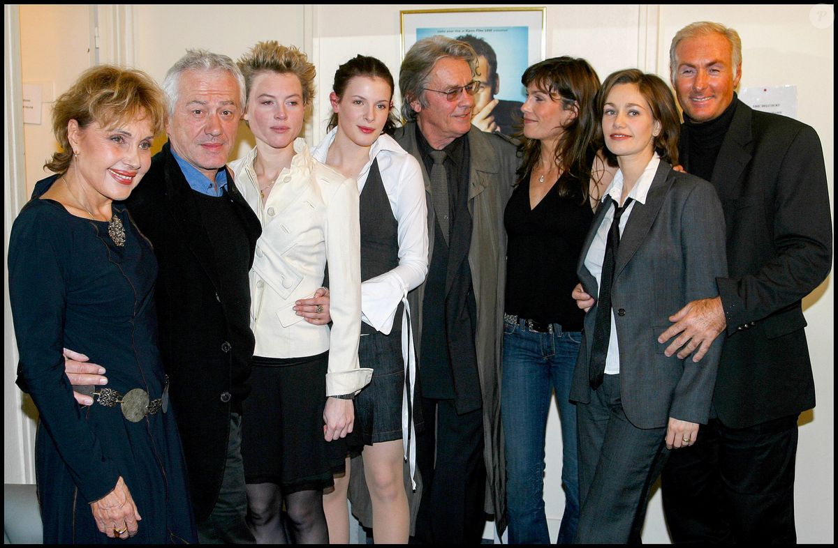 Photo : Astrid Veillon, Alain Delon et l'équipe de la pièce à la 100e représentation de la pièce ...