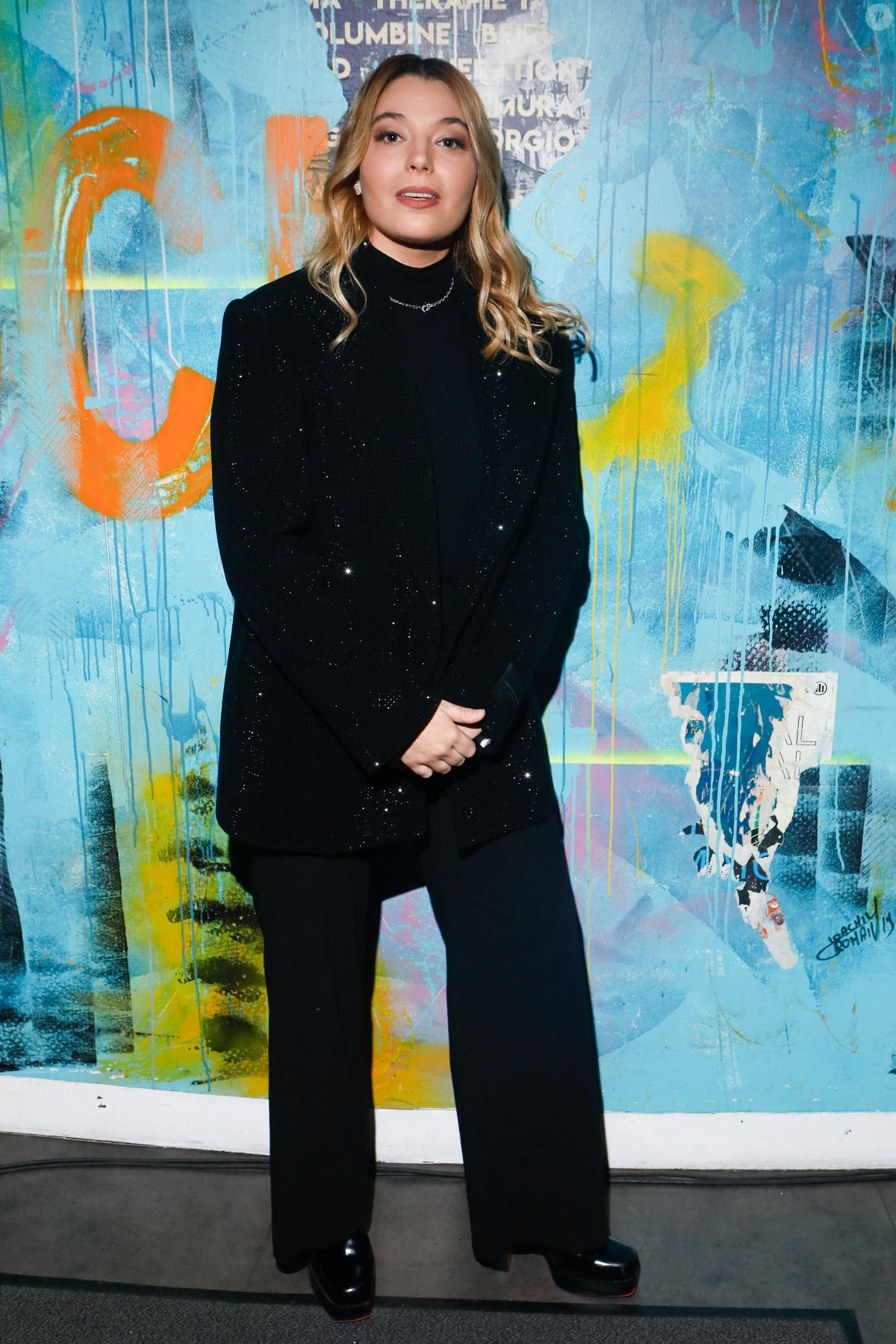 Vidéo : Santa, dont la mère était une chanteuse des années 1980, face à ...