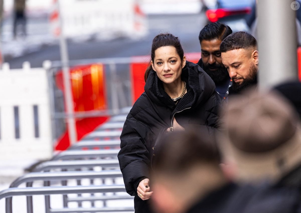 Photo : Marion Cotillard à la sortie de l'hôtel "Grand Hyatt" lors de ...
