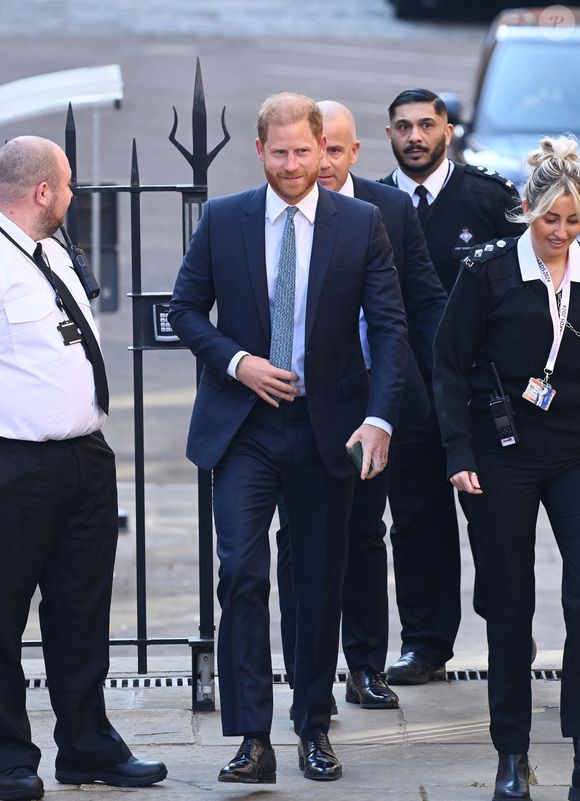 Le prince Harry de retour à Londres ! L'occasion de voir son père ...