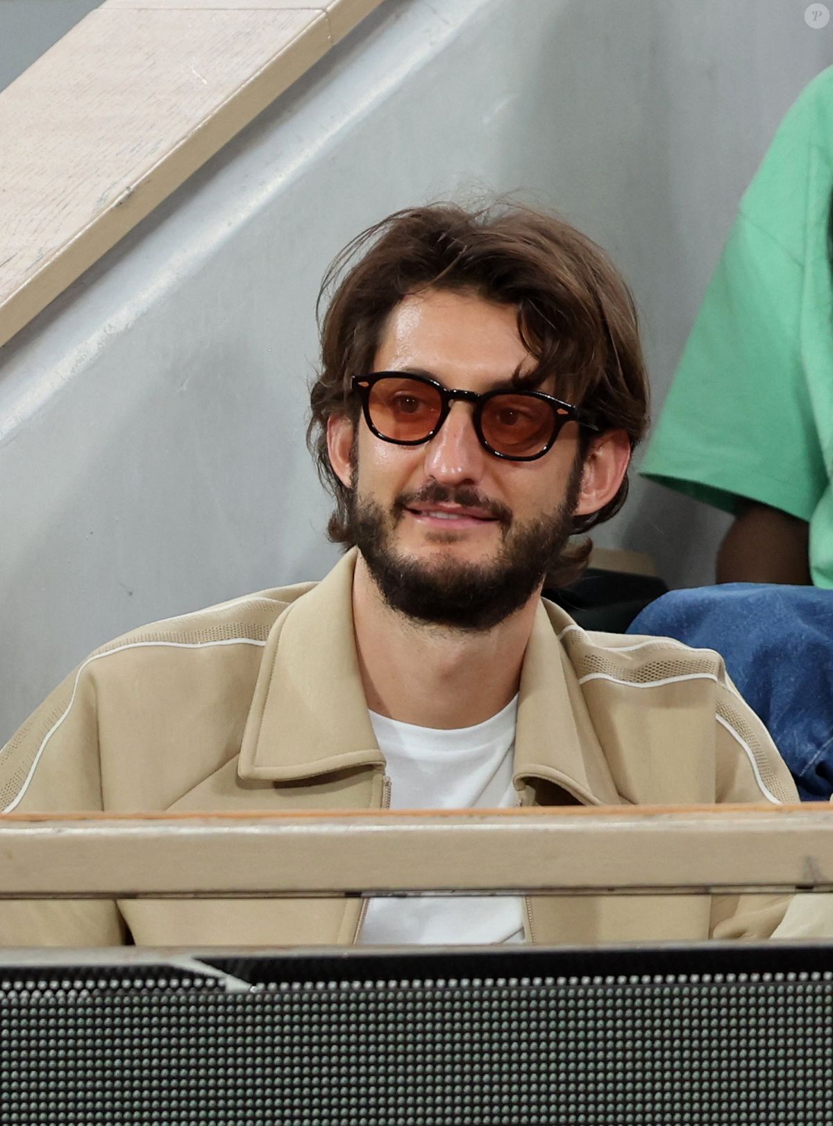Photo : Pierre Niney en tribunes lors des Internationaux de France de ...