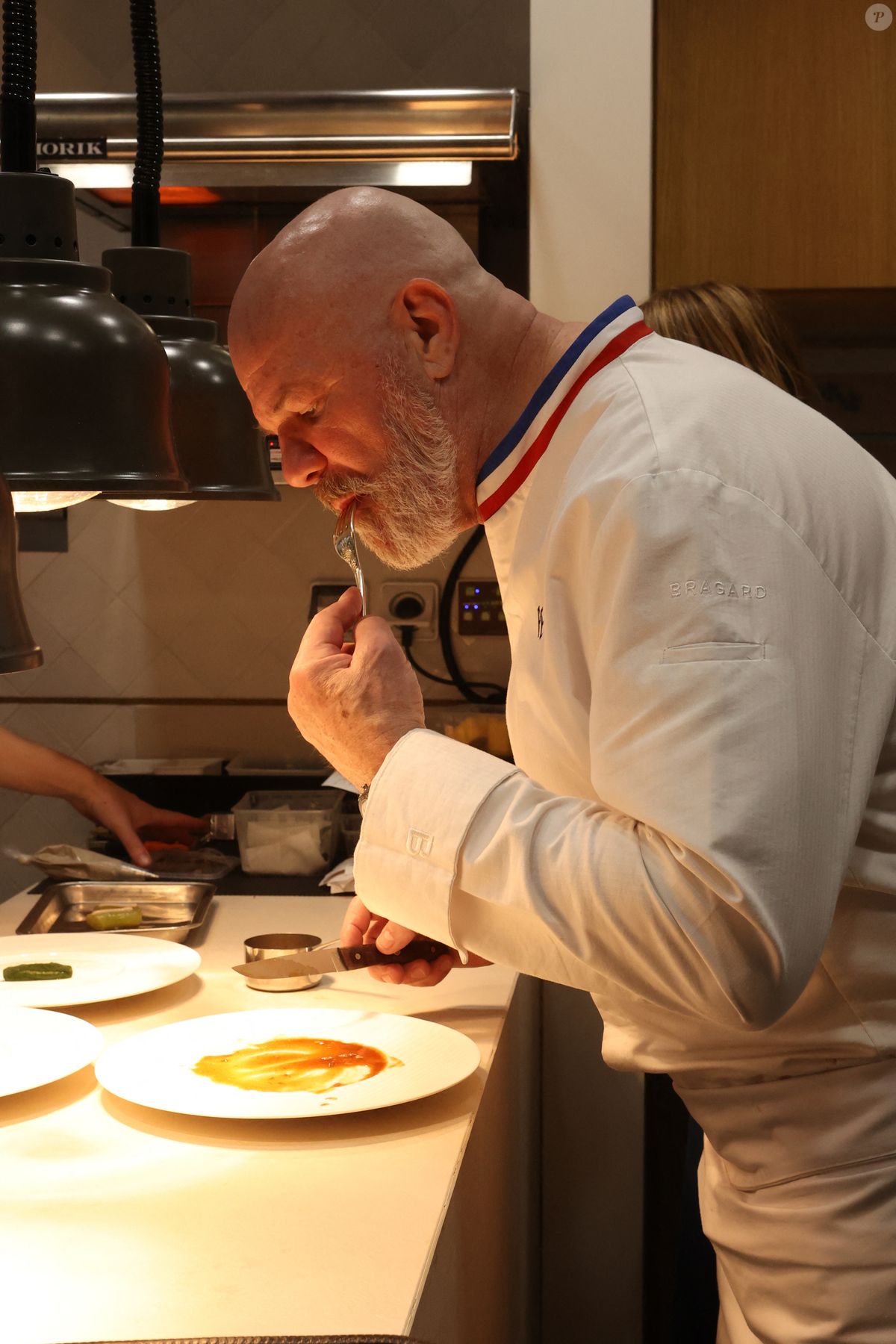 Photo : Exclusif - Le chef Philippe Etchebest dans les cuisines de son ...