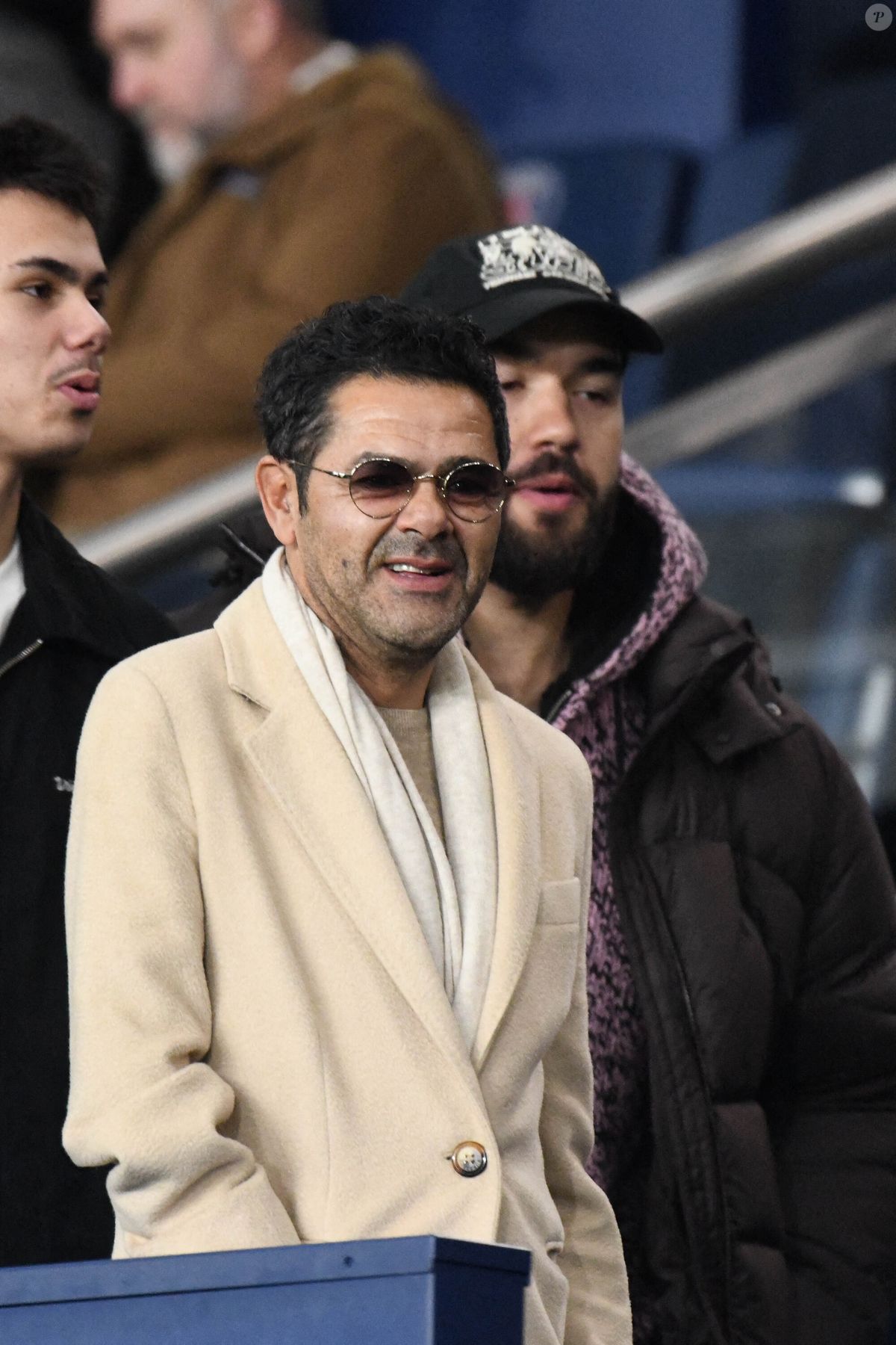 Photo : Jamel Debbouze, Leon Debbouze et Oli assistent au match ...