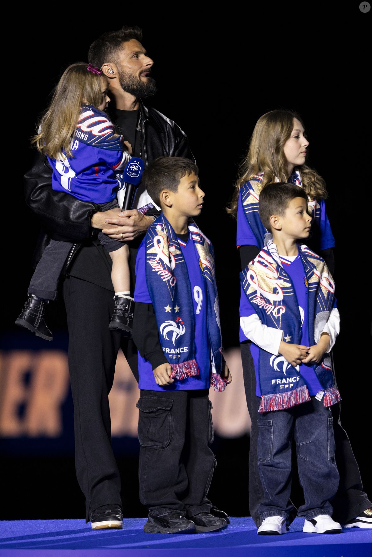 Photo : Olivier Giroud, entouré de ses enfants Aria, Aaron, Evan et ...