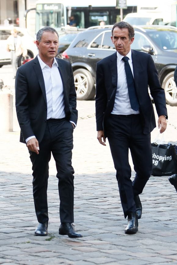 Alexandra et Clarisse, les filles de Philippe Labro, se serrent les ...