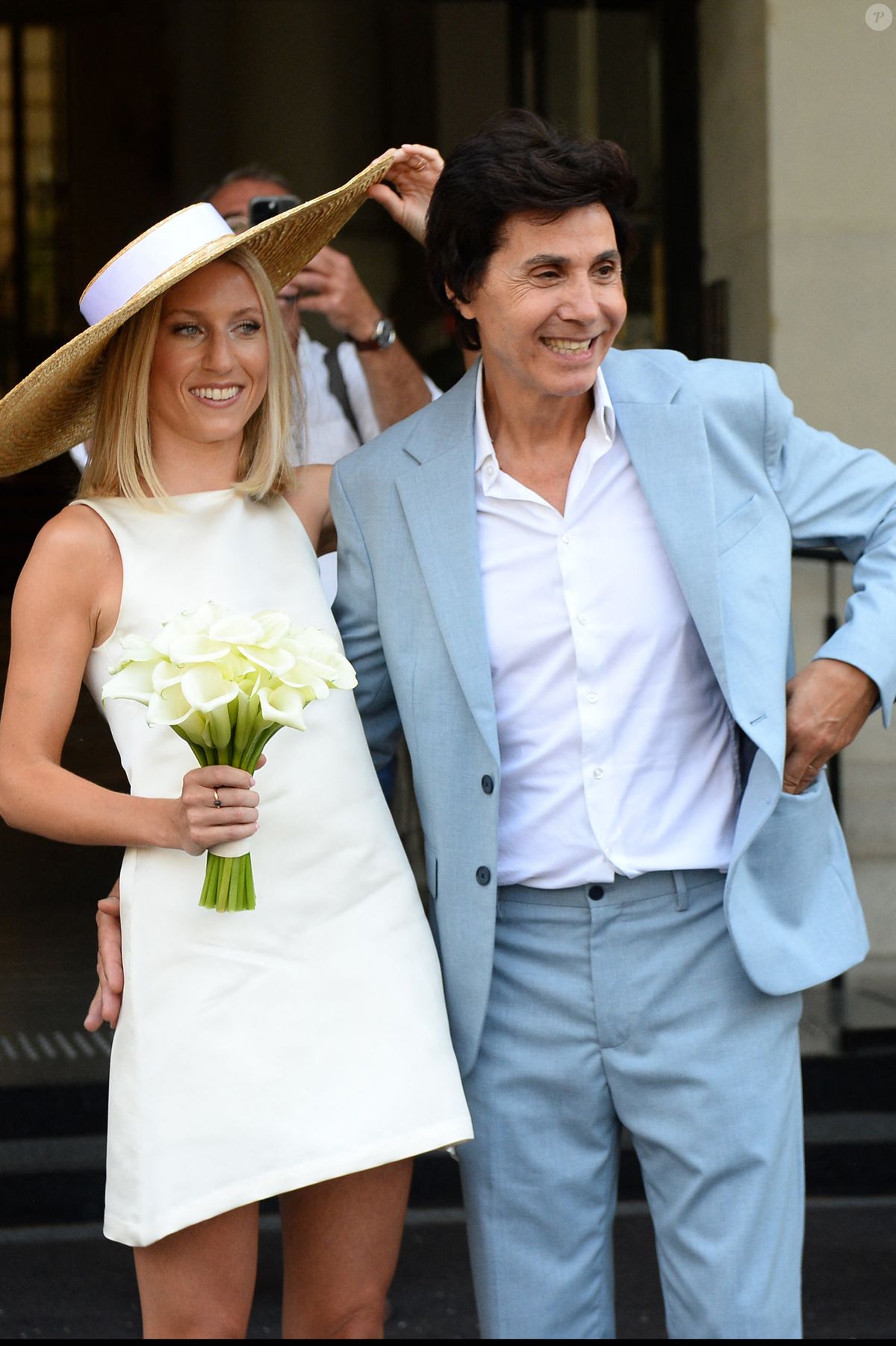 Photo : Les jeunes mariés, Jean-Luc Lahaye et sa femme Paola (Lahaye-Aubin) à la sortie de la ...