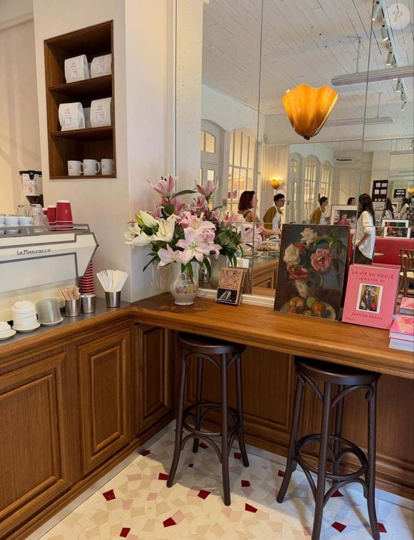 Jeanne Damas inaugure le Café en Rouje, un projet qui est inspiré de ...