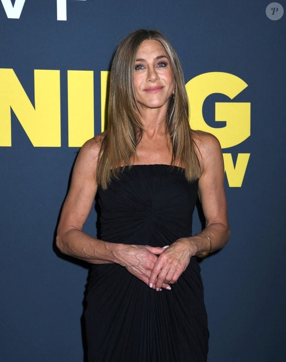 Jennifer Aniston officialise avec le beau Jim Curtis : un homme qui ...