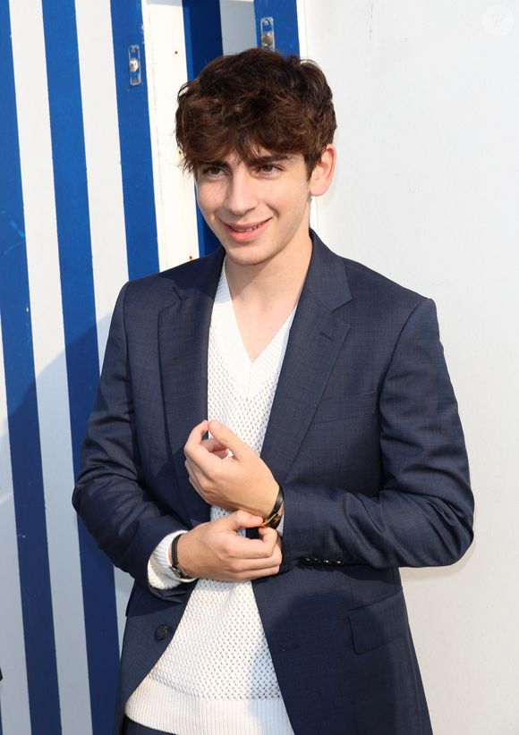 Léon, le fils de Patrick Bruel, sur scène en France pour la première ...