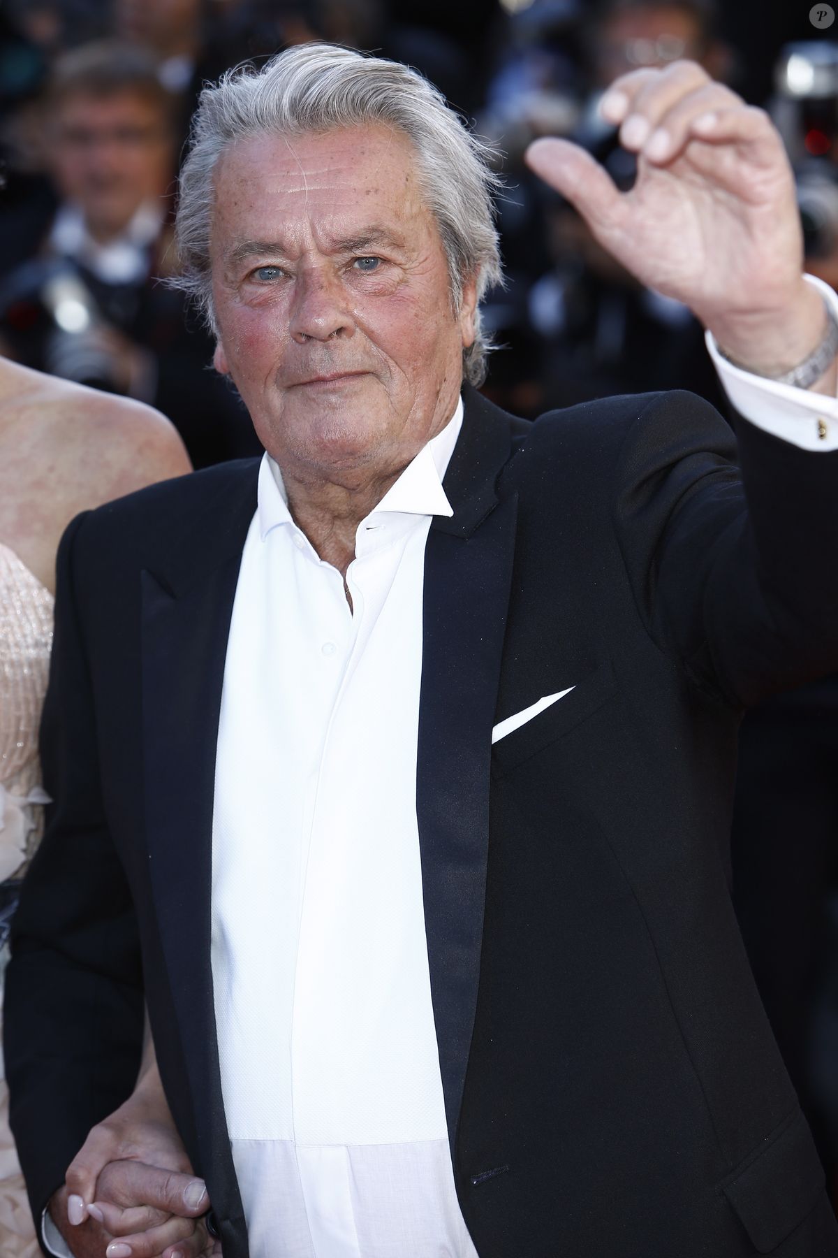 Photo : Archives - En France, à Cannes, Alain Delon, lors de la montée ...