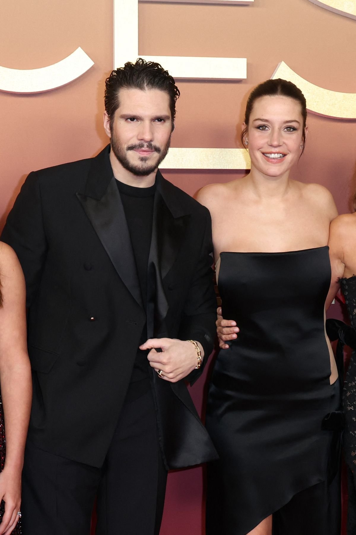 Photo : Dès son apparition sur la Croisette. François Civil et Adèle ...