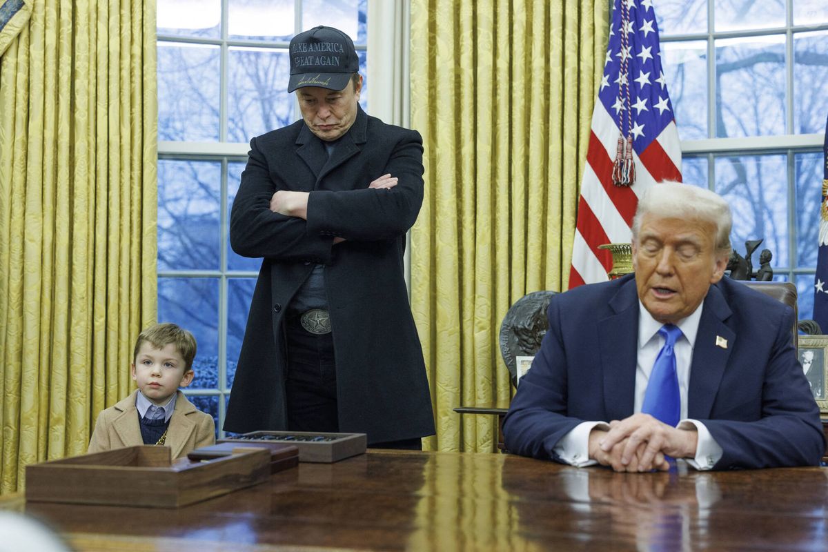 Photo : Le président Donald Trump et Elon Musk, accompagné de son fils X, donnent une conférence ...