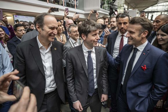 Photo : Le président français Emmanuel Macron avec le PDG d'OpenAI Sam ...